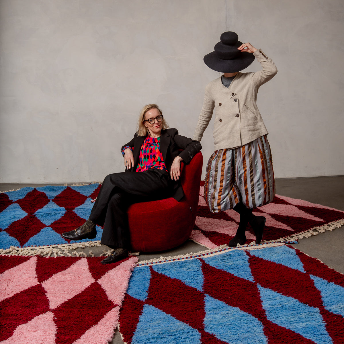 Maryam Keyhani // Teppich in Burgunderrot und Sommerhimmelblau – Berberlin